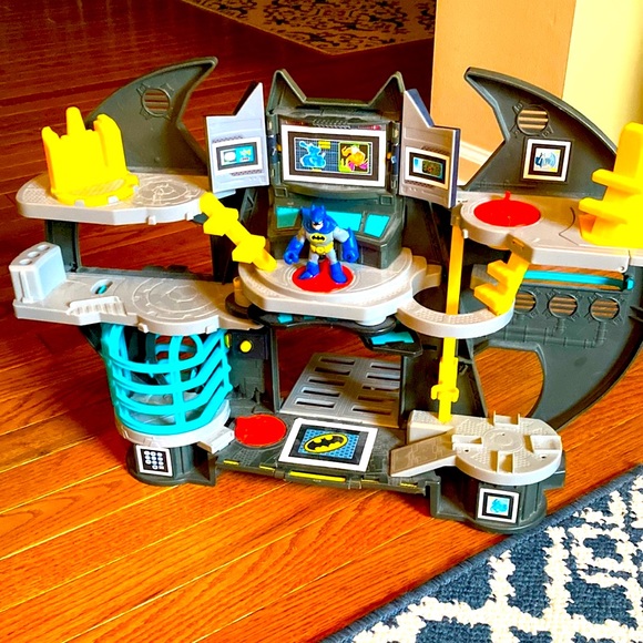 Toys | Batman Headquarters Station Play Set Comes With 1 Batman Figure ...